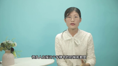 女司机摇到"222"车牌兴奋不已,再看前两个字母:不好意思挂