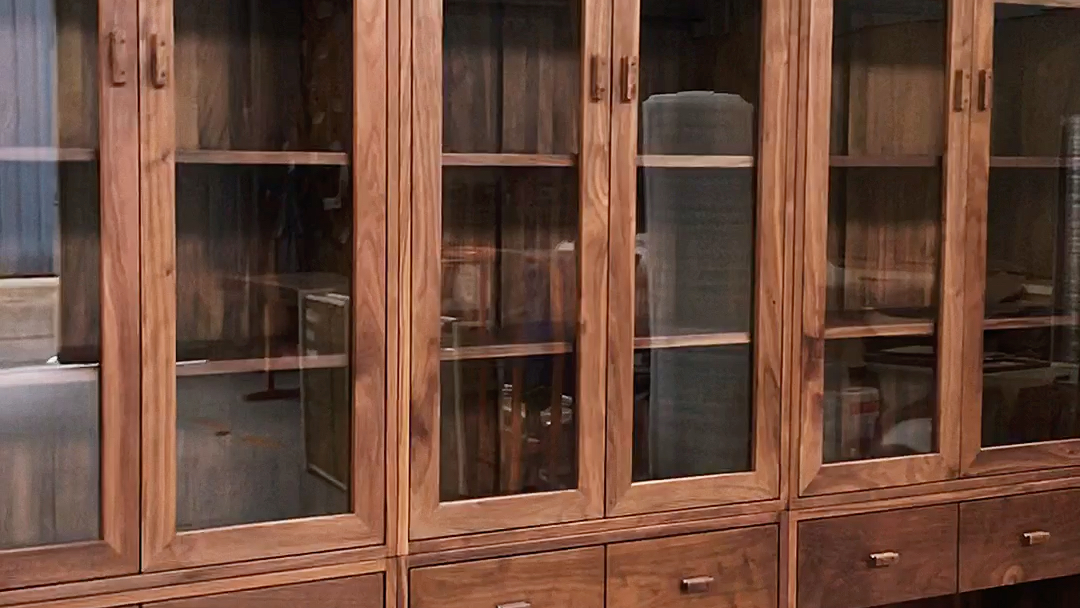 黑胡桃实木搭配钢化玻璃,在不同角度看,玻璃的高光与原木的哑光形成...