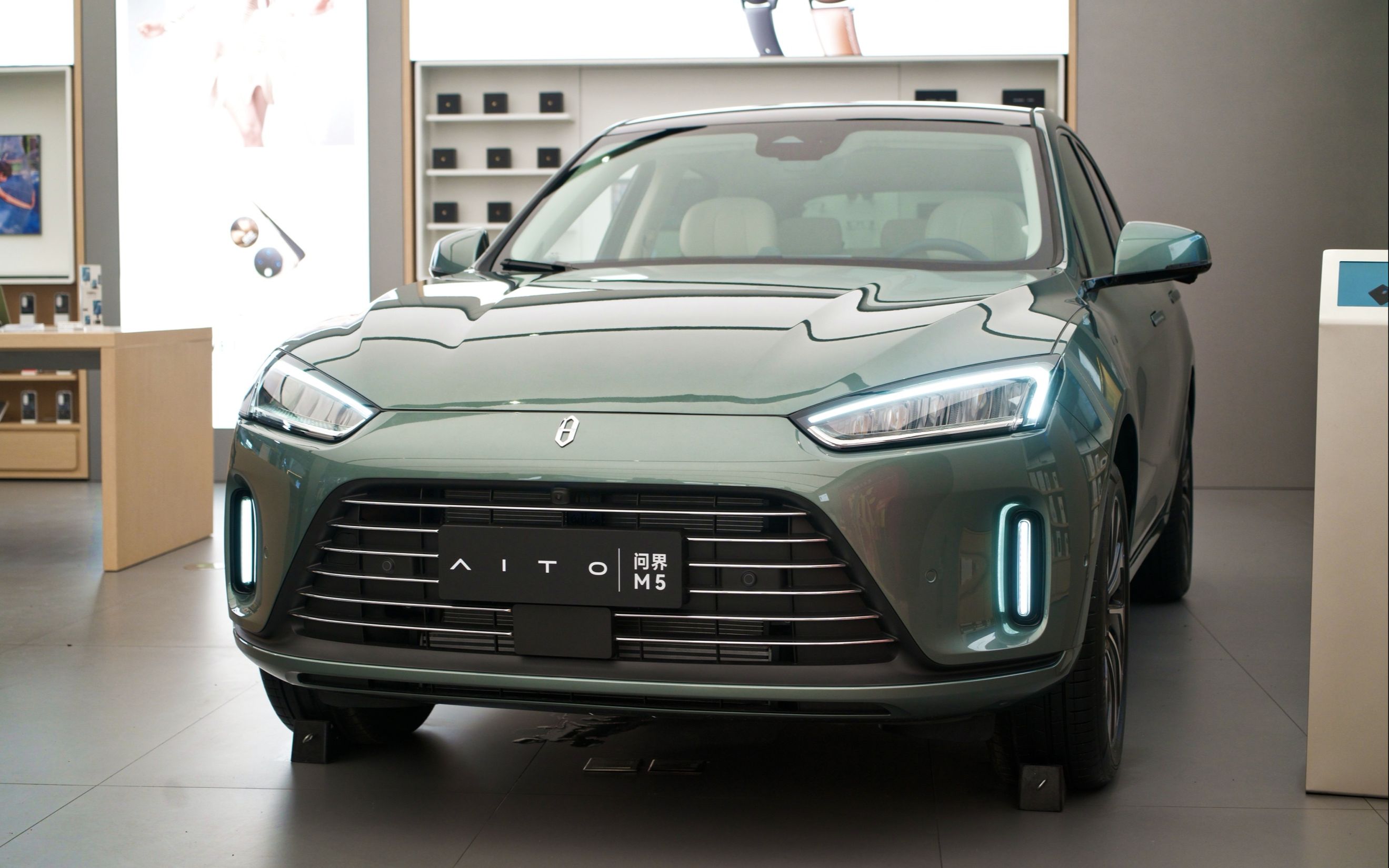 问界M5到店评测:一台华为出品的超大号手机?