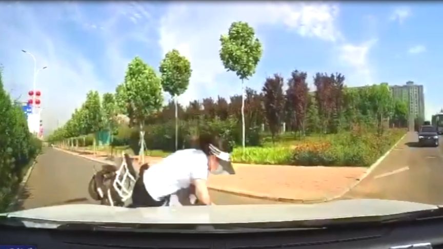 交通事故合集:摩托违法穿马路被撞飞,电动车逆行直怼小车头