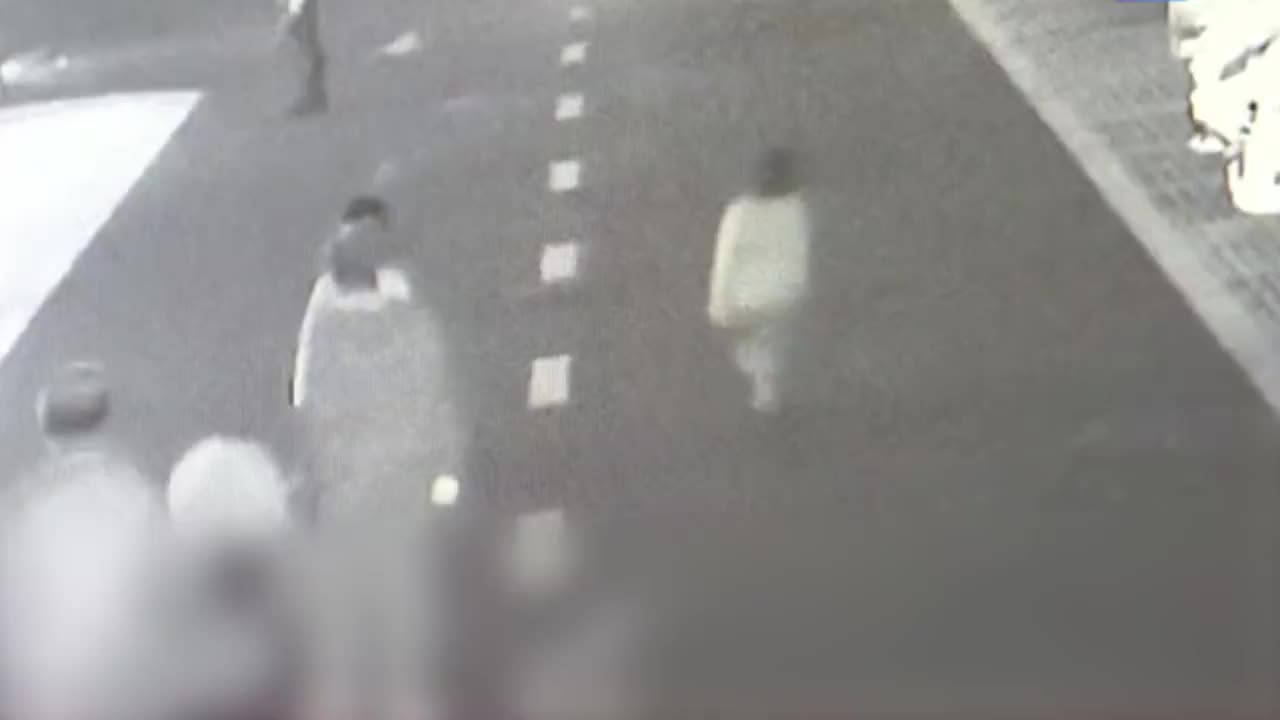 小狗没牵绳追着孩子咬,妈妈用脚驱赶保护,被狗主人骑在身下打!