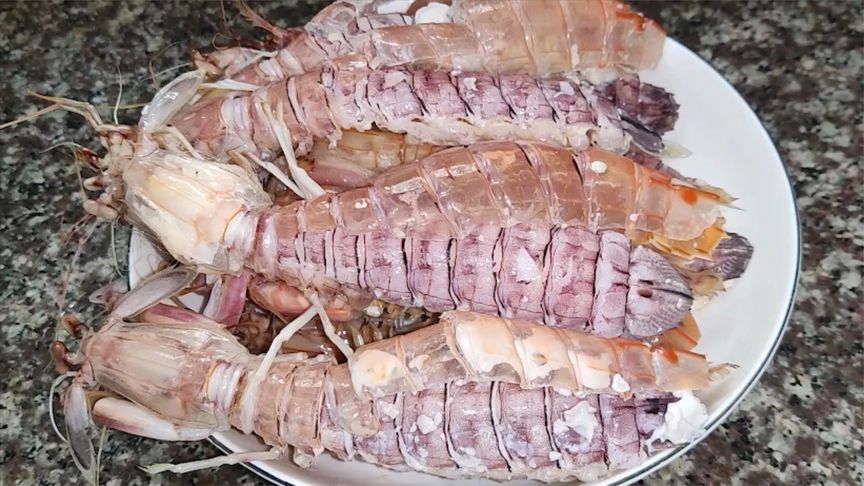 原来海边人是这样煮和剥皮皮虾，不扎手不扎嘴，大口吃肉非常过瘾