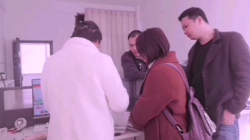 小会计出去做兼职,发现公司出纳不懂财务,交接工作不能顺利完成