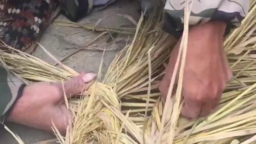中国非遗文化传承,牛人用稻草编织的草凳,现在已经几乎快绝迹了!