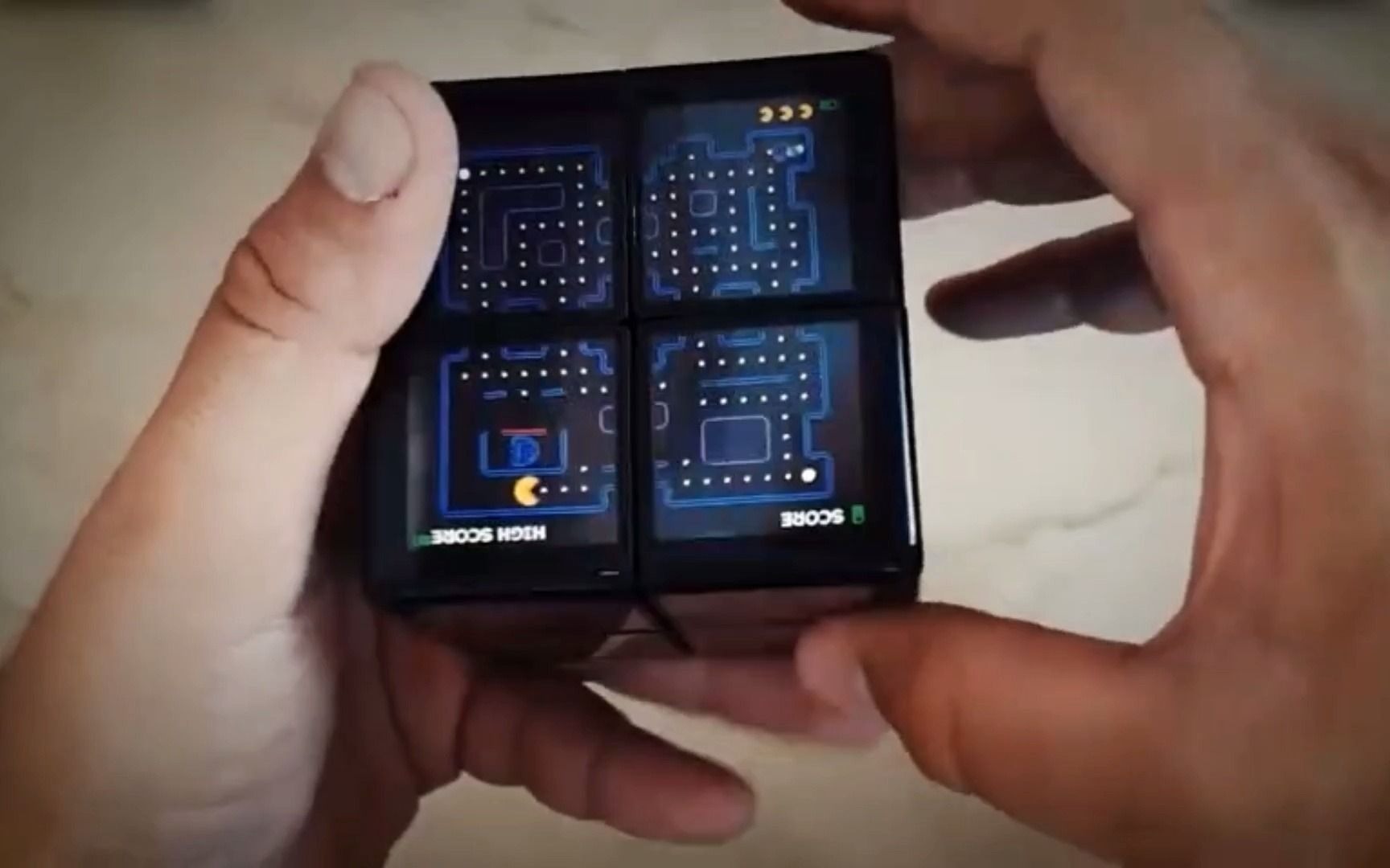 带显示屏且可以在上面玩游戏的魔方