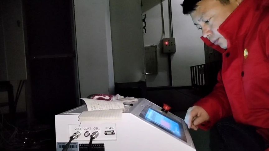实拍蓄电池放电试验,全自动电压监测,自动停机,安全可靠