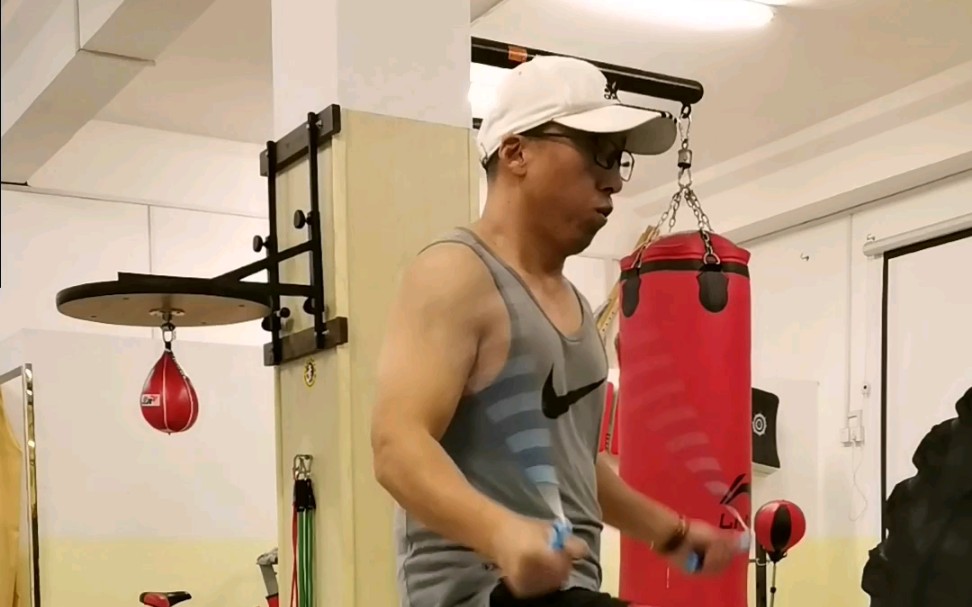...综合体能训练中心(原臧简咏春武馆)臧简教练手把手教你学习花样跳绳