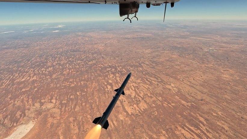 美媒:MQ-28用AIM-120击落对手;只在左进气道挂弹,这也太抽象了