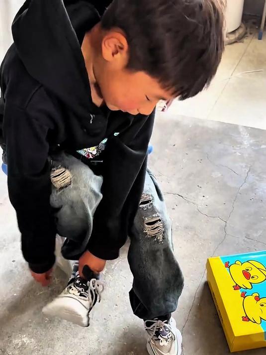 老师发现班里的孩子穿了一双掉皮的棉鞋,就去鞋店给他买了双新鞋