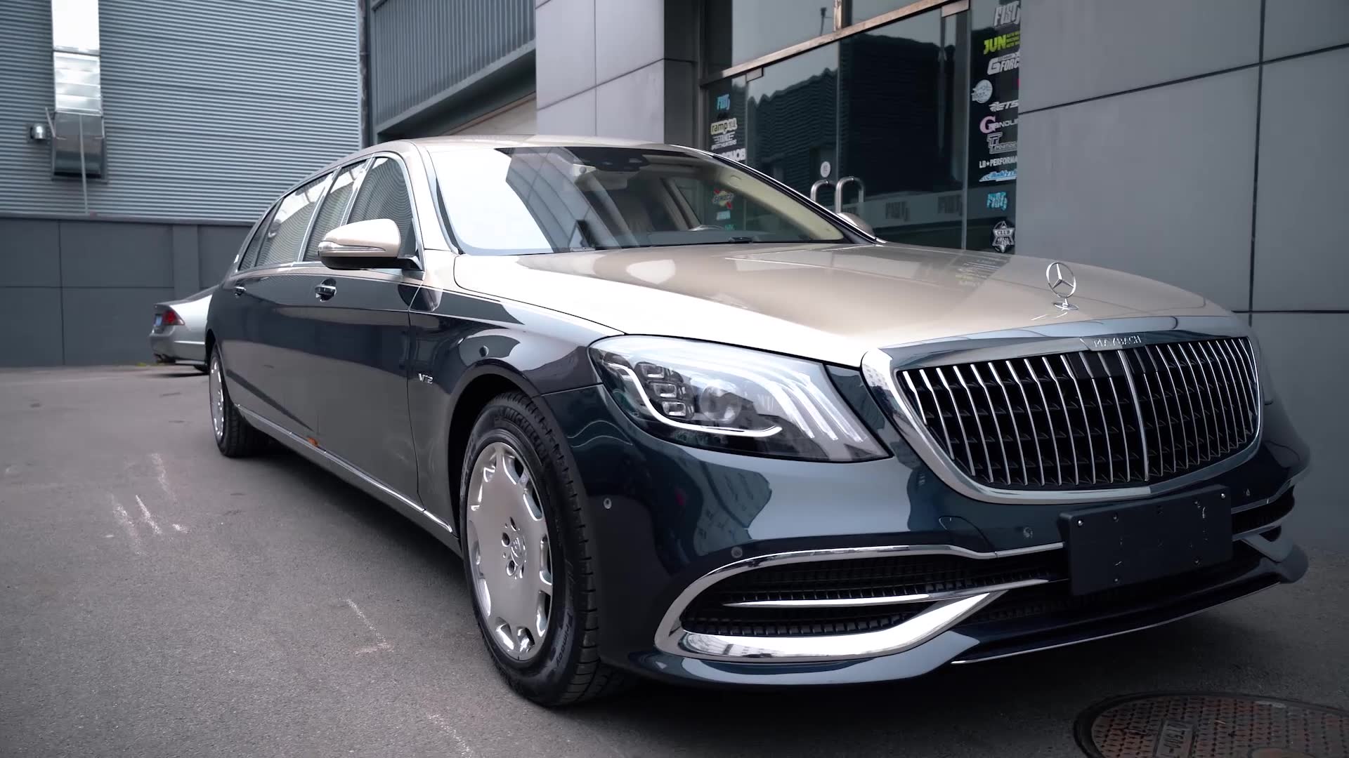 ...FIST AUTO案例,国内首台迈巴赫S680普尔曼到店装贴XPEL车漆保护膜