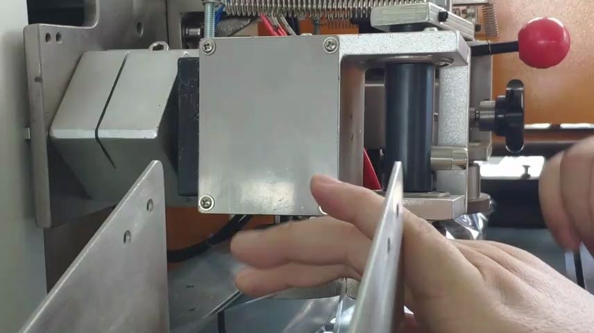 三、450X枕式包装机调试中封机构及物料位置