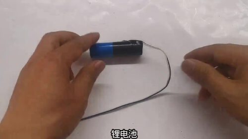 报废锂电池不要扔!剪开后这样使用,价值瞬间翻倍,太有用了