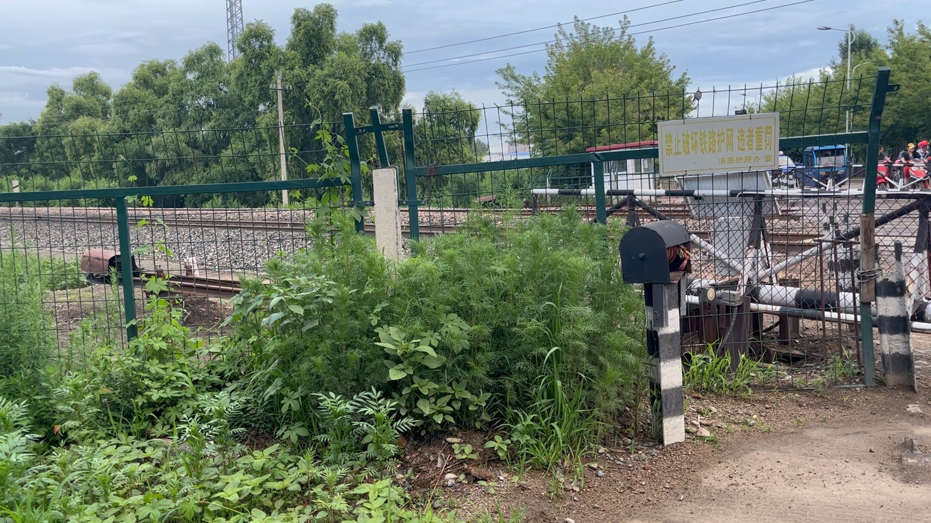 2022年7月18日晚汤原县绥佳线华胜小区道口拍摄K1228佳木斯—沈阳