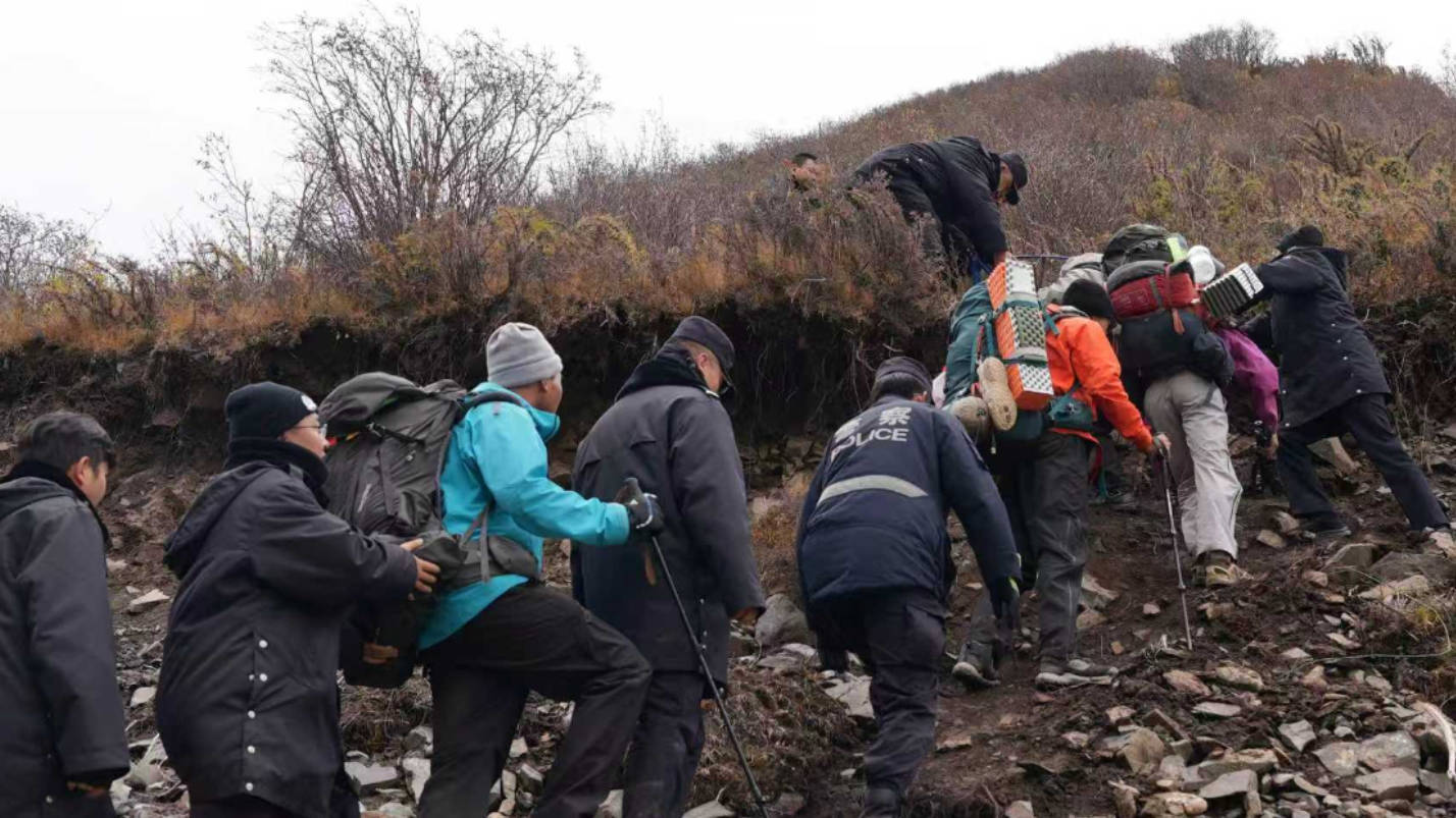 青海通报:祁连山冷龙岭被困徒步者搜救结束,251人被转移,其中1人不幸...