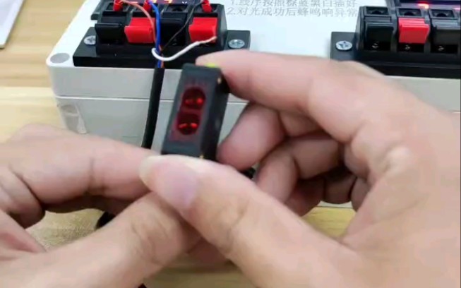 方型光电传感器,不可见光型,感应距离300MM可调!