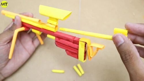儿的玩具纸折的枪
