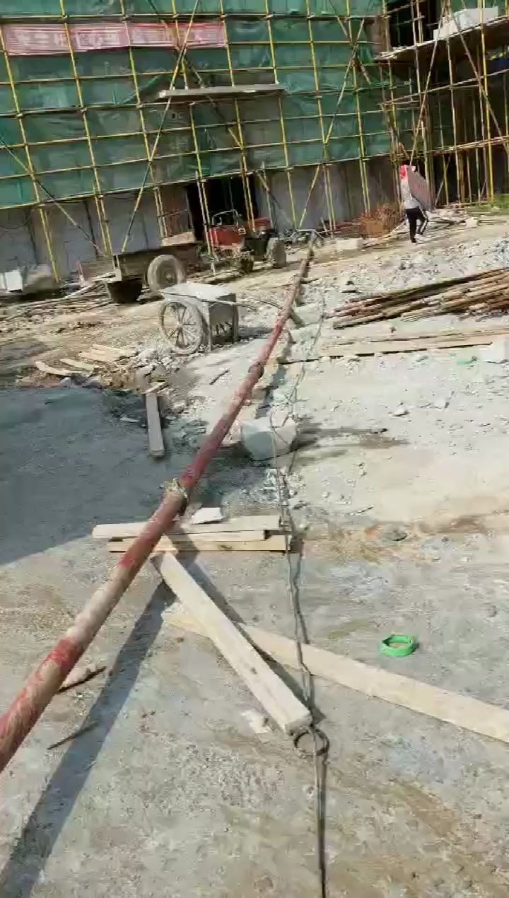 打二次结构,细石混凝土泵和挖掘机更配啊!