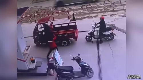 惊险一幕!三轮车加油时电动车突然滑落,司机急刹吓出冷汗