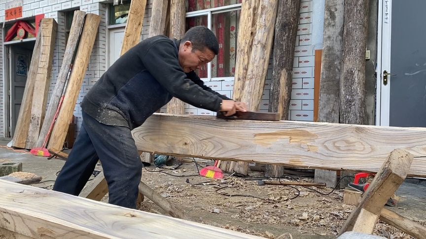 老式推刨手工打造“老人最后的归宿”