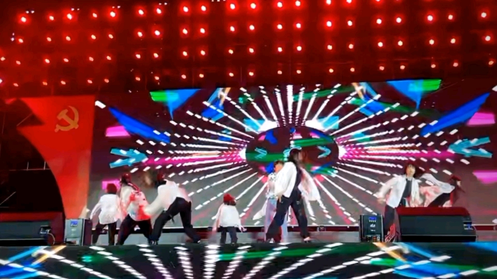 【TF家族余宇涵】重庆育才中学表演,那是余宇涵!你个假粉丝!哈哈哈...