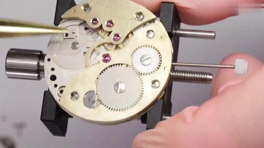 保养手表:把机械表先拆后装,上百个零件,组装工序极其复杂的!