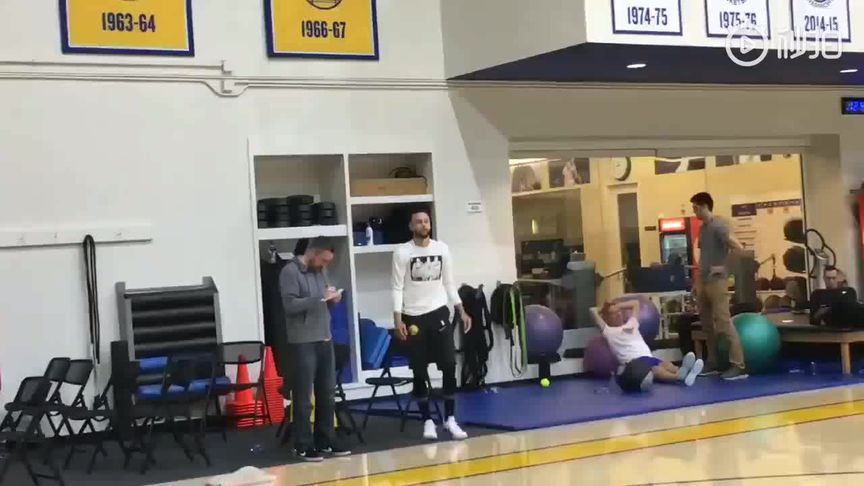 备战火箭!NBA勇士队球星库里训练馆投篮,手指仍缠着厚厚的绷带