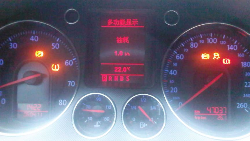 车子油表灯亮了,附近没有加油站怎么办?老司机教了个窍门,实用