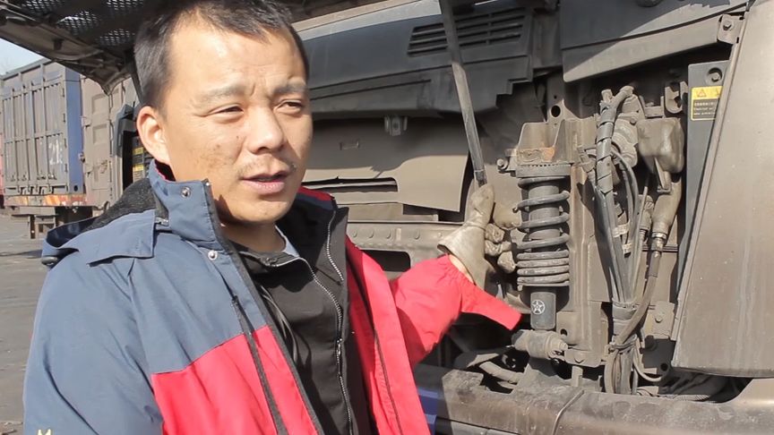 货车离合器失灵怎么办?小伙从排气口加离合器油,一招让你逢凶化吉