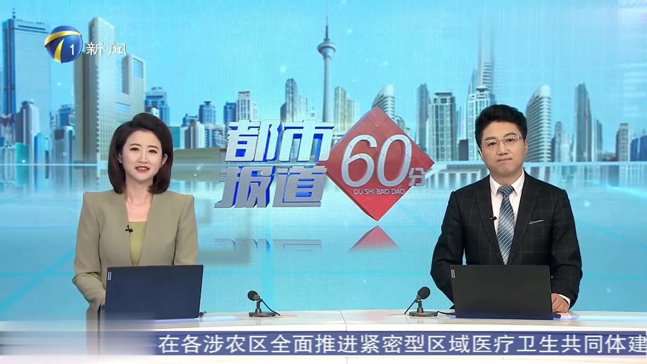 忙碌的游乐场设备维修工