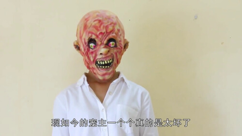 主人用玩具吓唬狗狗,狗子的反应太逗了,狗狗:这是人干的事吗!
