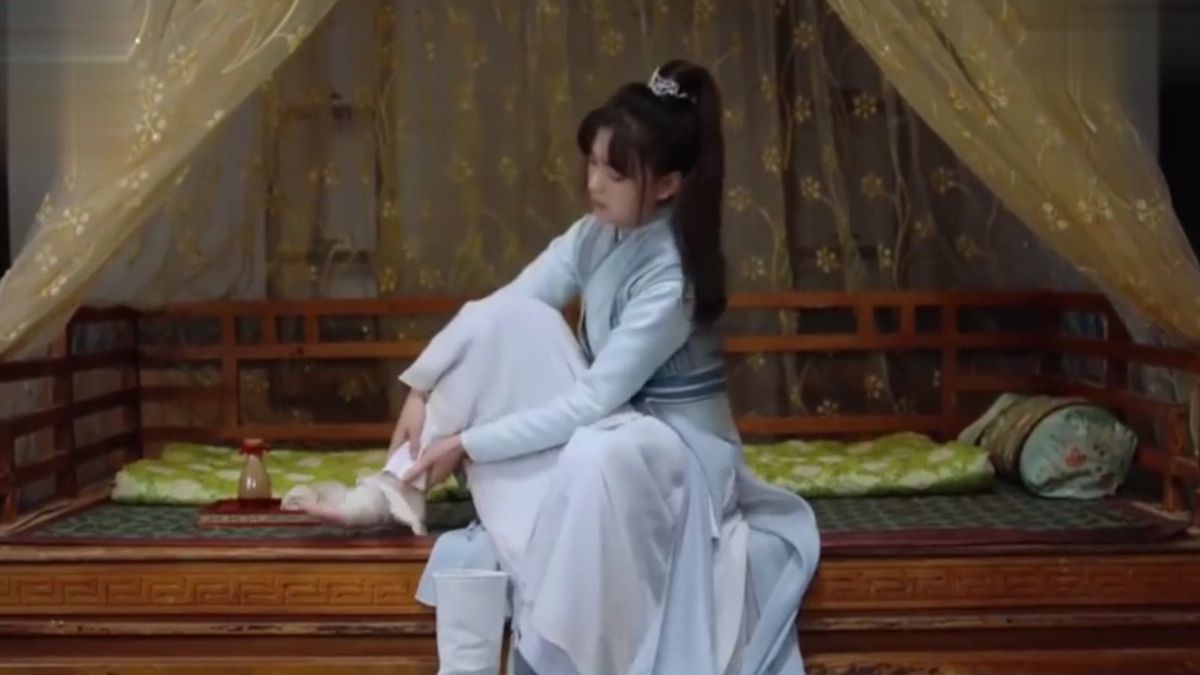 女人脚被夹伤,疼痛难忍,自己脱靴包扎玉足再穿靴!