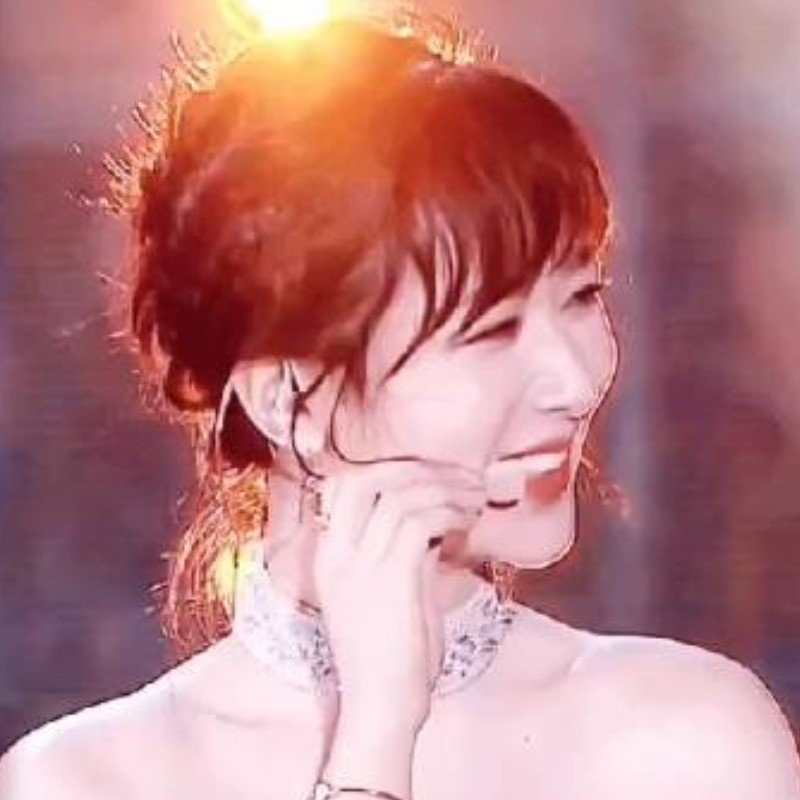 杨紫和肖战,这两人的笑容不能说一模一样,只能说分毫不差