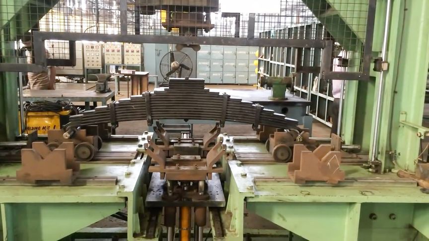 几片薄钢板却能承重几十吨,为什么重型卡车都喜欢用钢板弹簧悬挂