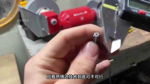 如何才能将钢管手搓出这么漂亮的螺旋线条,在座的各位都非常好奇