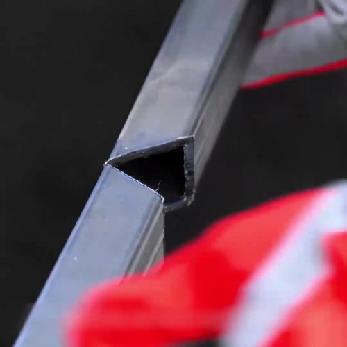 钢管画三线连对角成三角,切中间部分,轻松弯折成垂直状