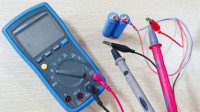 万用表电池太不耐用,老电工教你改成充电电池,再不用担心没电了