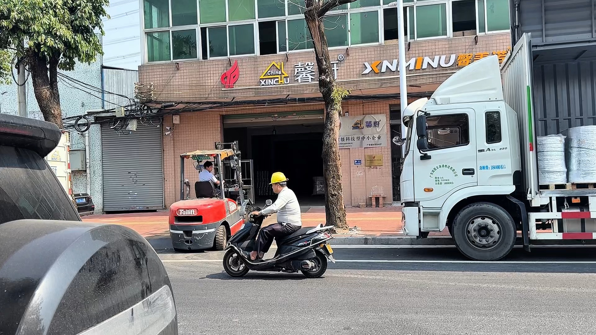 物流司机送货来工厂都不开叉车卸货,难道老板人缘变差了?怎么看