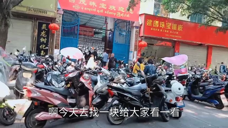 满身是癣的翡翠原石行家里手都不看好的料子,能切涨吗?意外收获