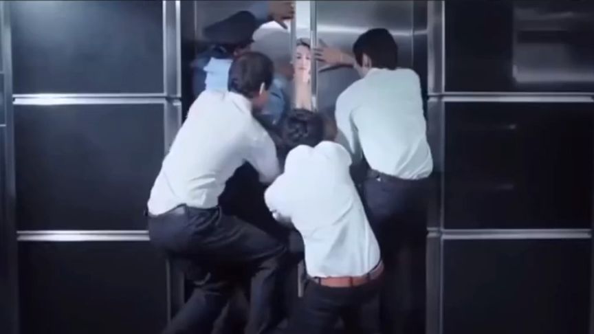 电梯被卡,保安开电梯门的一瞬间,被她迷住了!