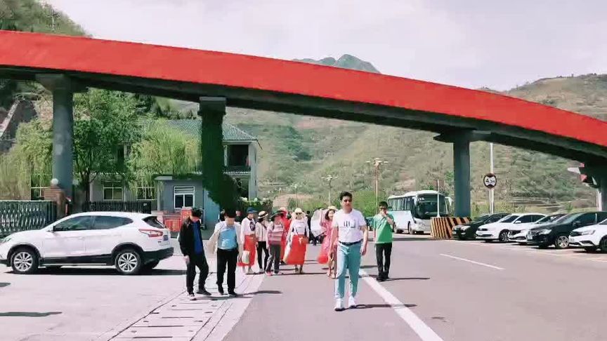 红旗渠精神的内涵是:自力更生、艰苦创业、团结协作、无私奉献