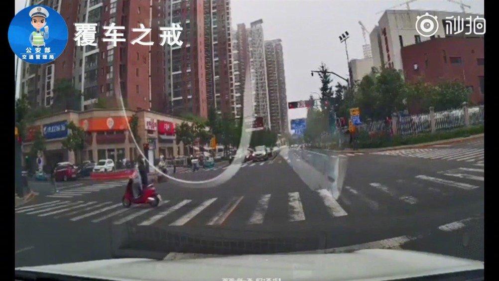 #覆车之戒# #交警提醒# :在没有方向指示信号灯的交叉路口,向左转弯...