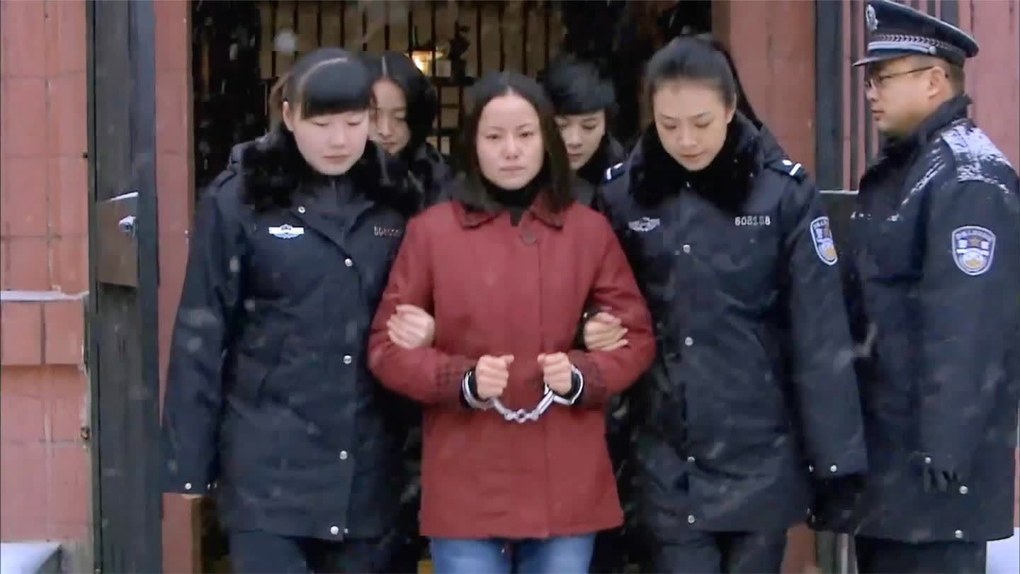 影视看守所:女犯被执行死刑,小女雪天为妈妈.