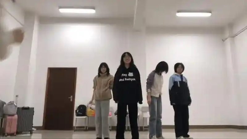 我们跳跃的青春!!二次元舞蹈宅舞morejumpmore元旦晚会学校不让我们...