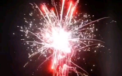 # 冬日的人间烟火 # 新年烟花秀 新年巨型烟花秀大合集,看到就是赚到...