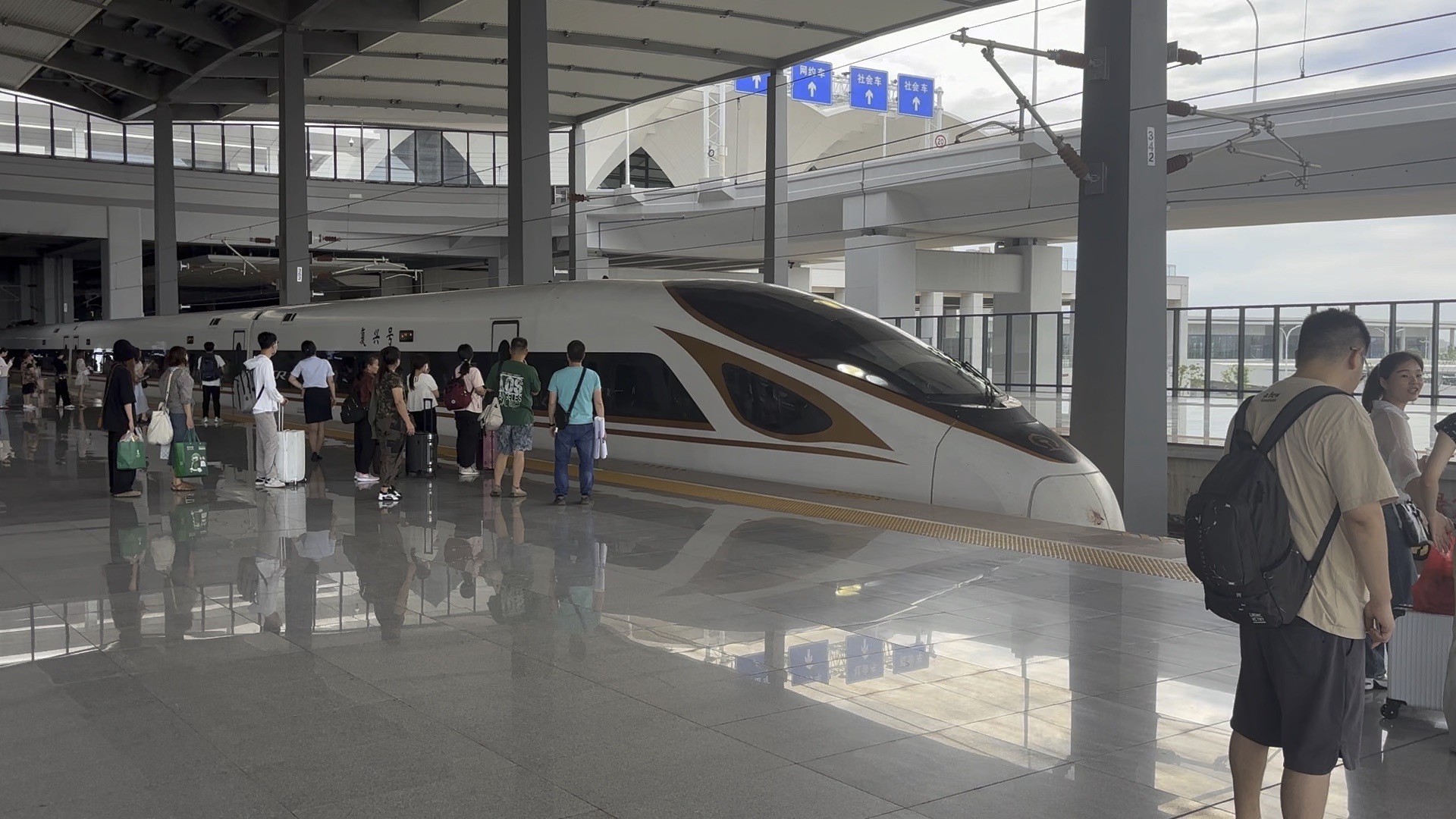 G3072(广州东—南京南)进南昌东站,本务上局宁段CR400BF-3065
