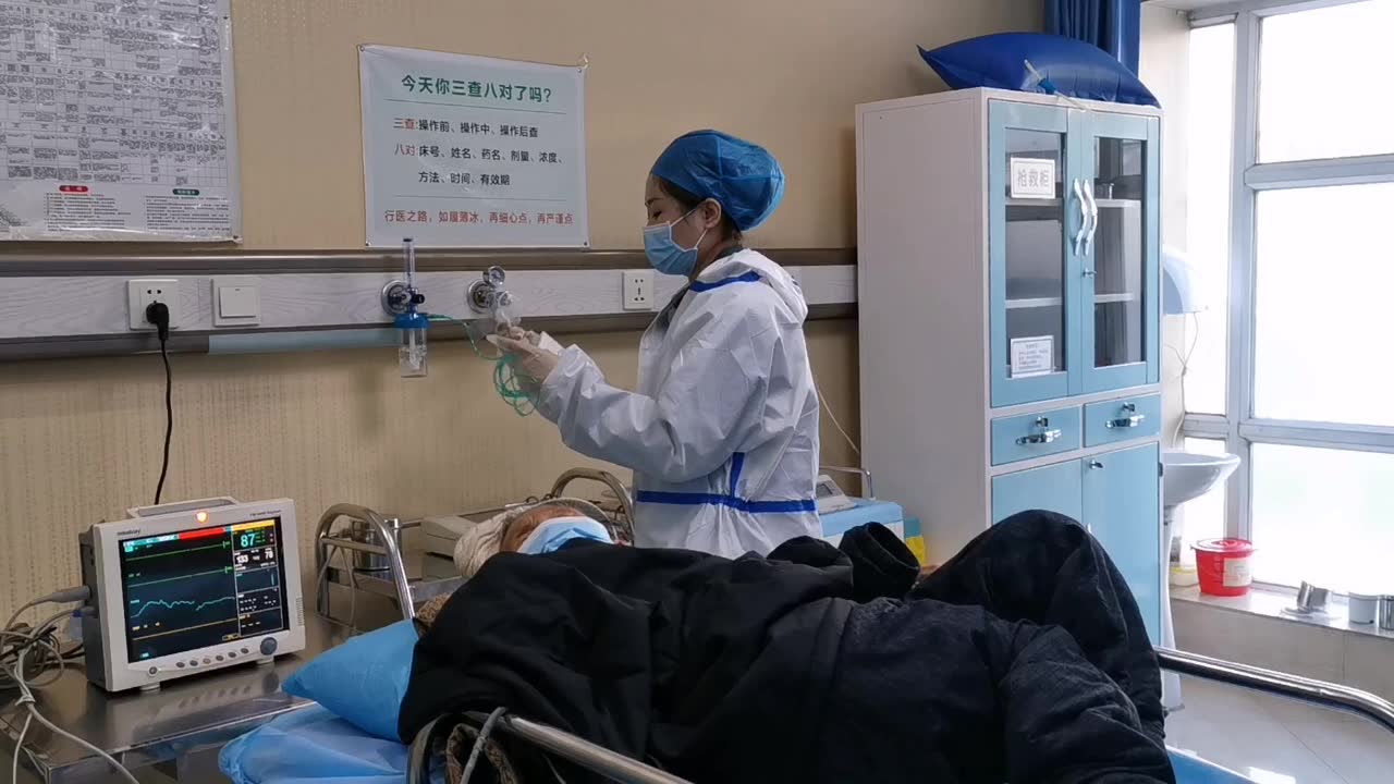 黑龙江中德骨科医院急诊护士给予低流量吸氧