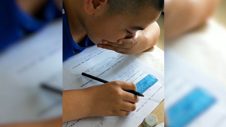 小学生数学考试遇难题 咋算也不对直接急哭了 监考老师举动超温柔