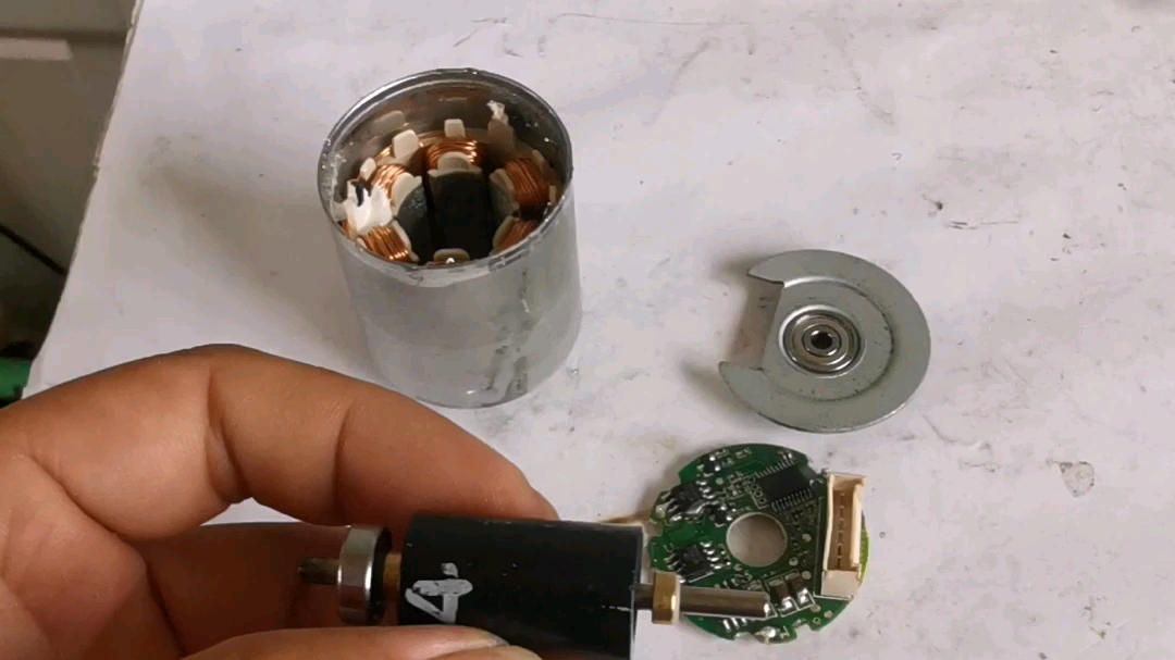 变频器再来驱动一个无刷电机