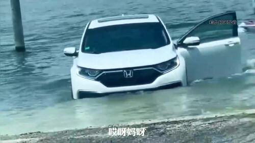 河边洗车惊魂!车辆失控滑入河中,车主瞬间傻眼