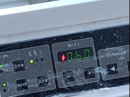 雄博半自动磨边机 加工眼镜片的重磨的过程。直到达到眼镜架上的眼...
